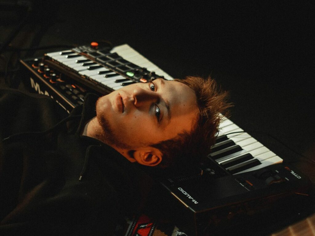 Zwischen Heartbreak und Hoffnung: Singer-Songwriter clide ...